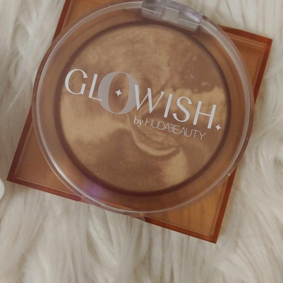 HUDA BEAUTY | Makeup | Firm Nwt Huda Beauty Glowish Soft Radiance ...